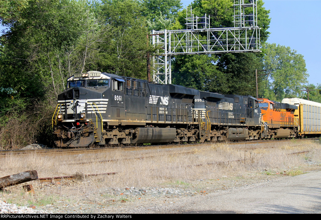 NS 8061 8952 BNSF 4247